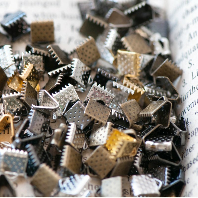 Концевик / наконечник / зажим для ленты 150 шт, размер 6х6х5 мм, разные цвета в упаковке