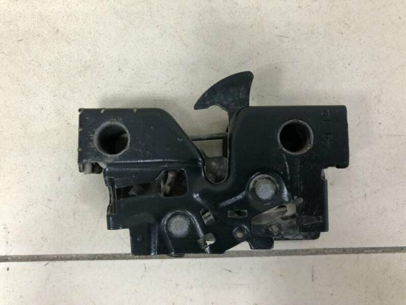 Замок капота Volkswagen Polo Sed RUS 2011 кат.номер: 5U0823509D