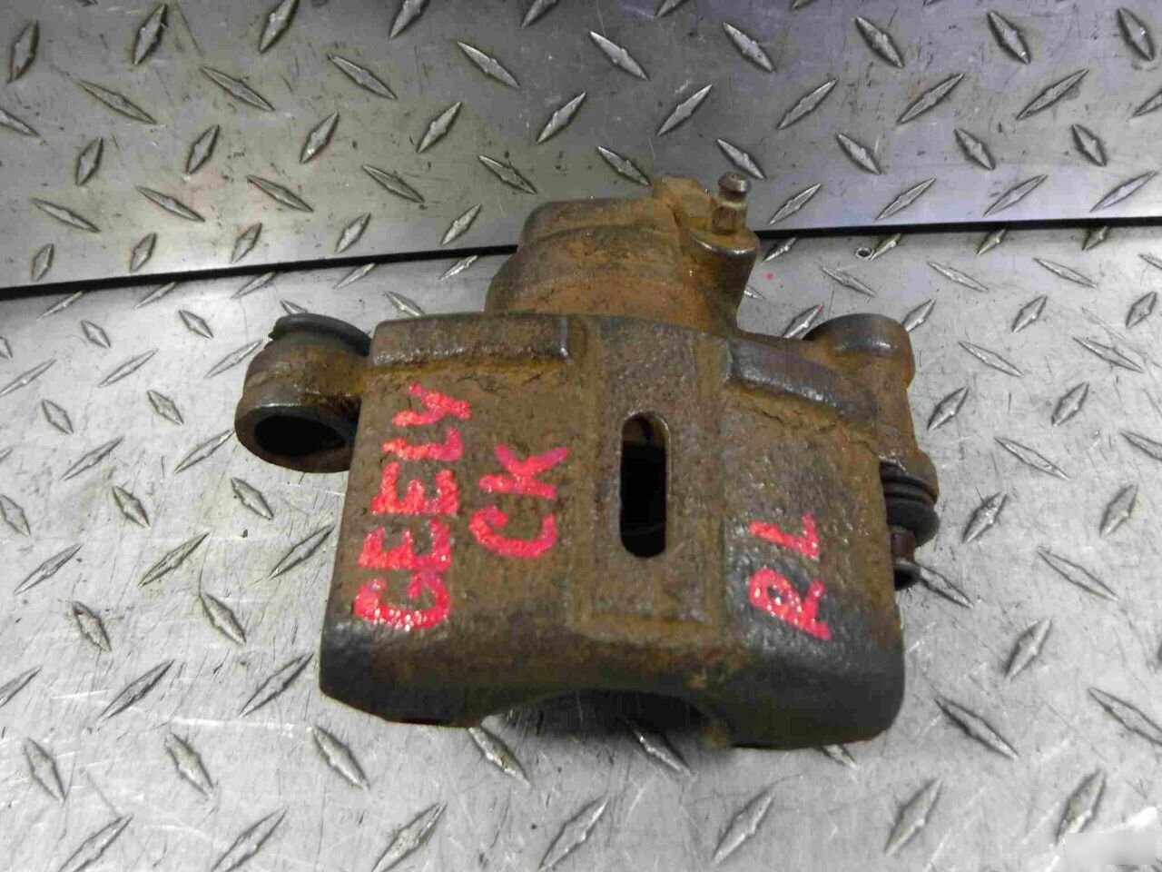 Суппорт тормозной передний левый Geely CK (Otaka) I рестайлинг (2008—2016) 1402136180