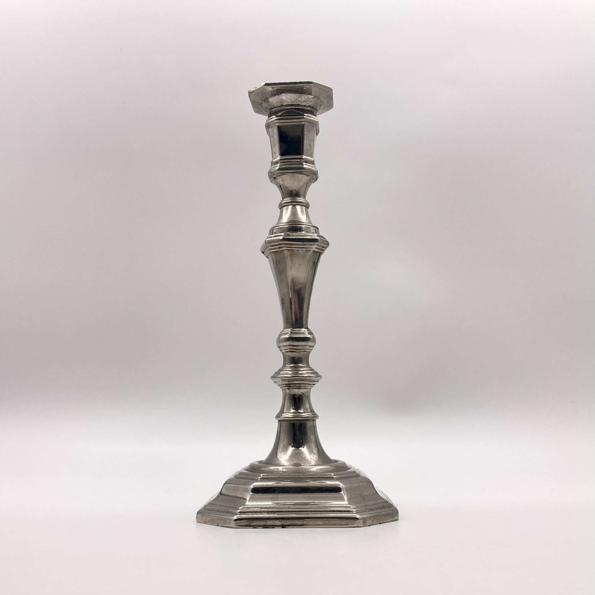 Подсвечник в классическом стиле, рассчитанный на одну свечу, металл, литье