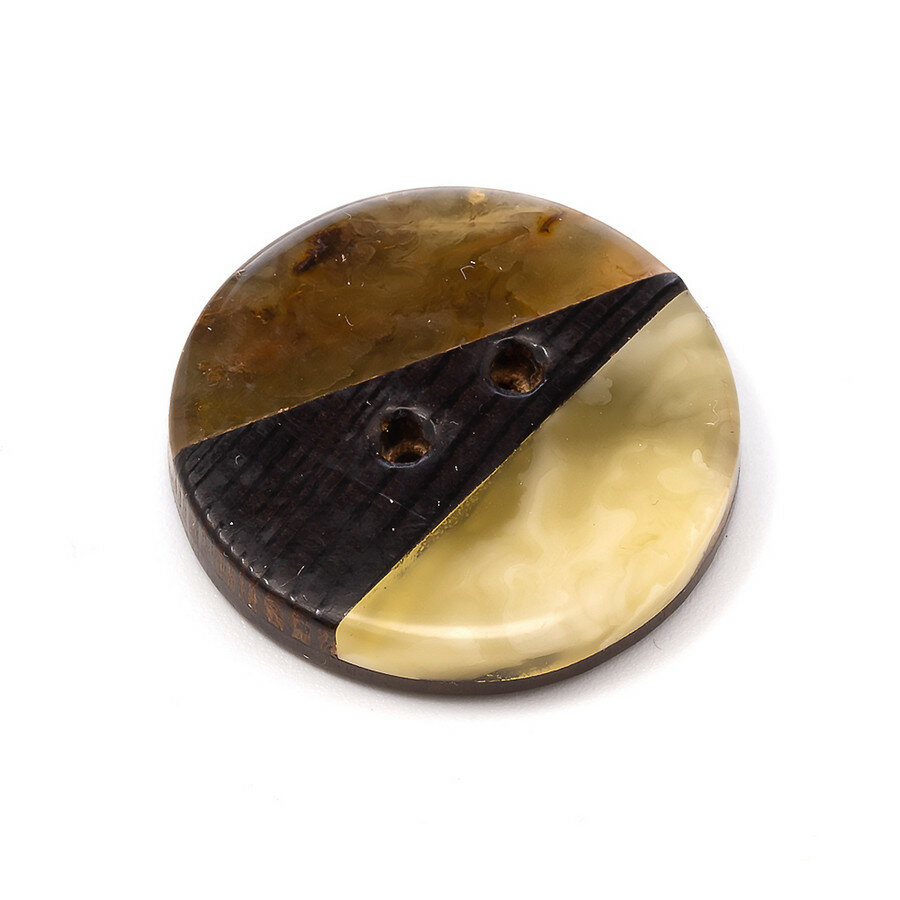 Сувенирная пуговица из дерева и янтарной мозаики