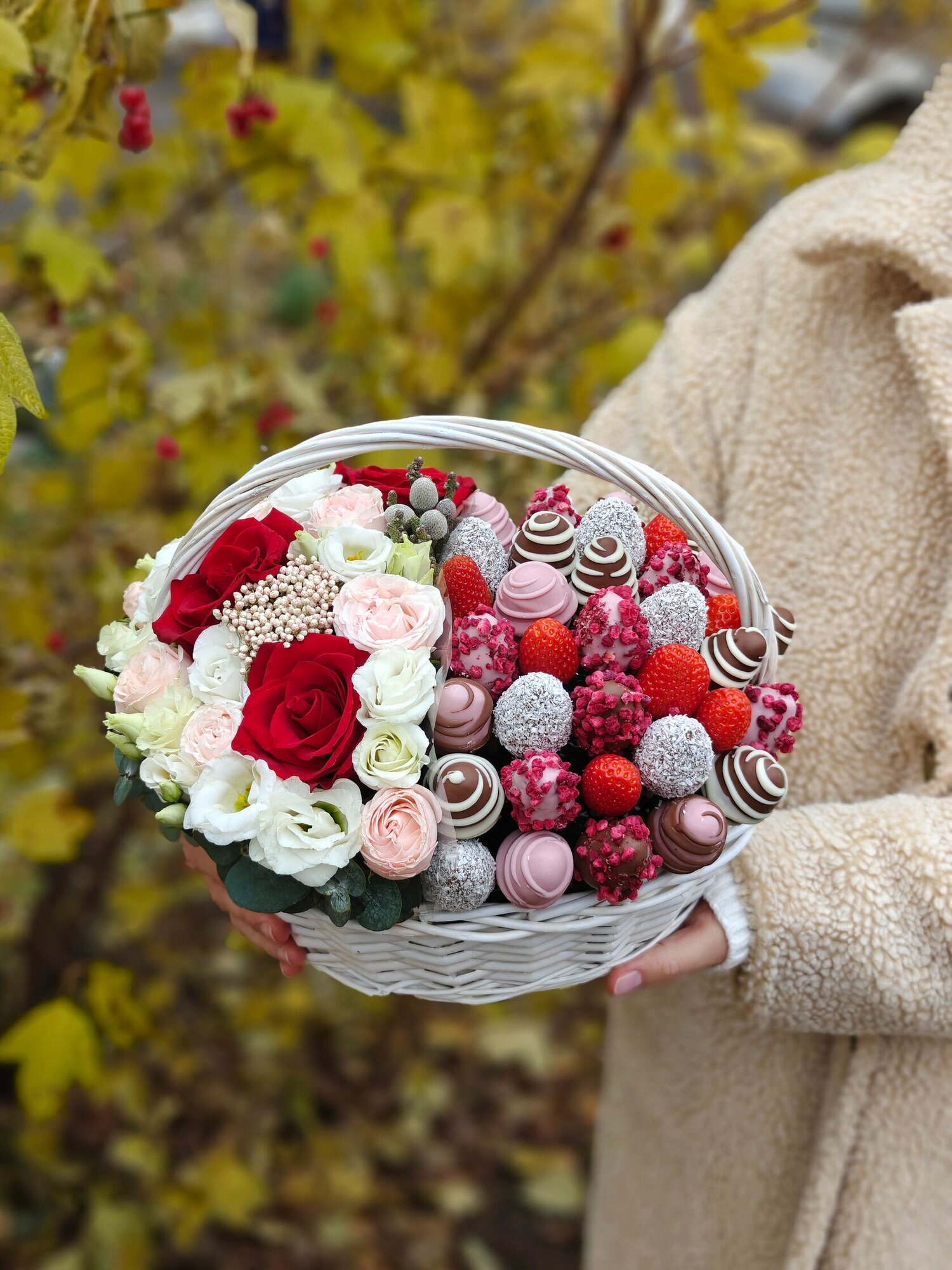 Корзина с клубникой в белом, розовом и молочном шоколаде, малина, темный рис, микс цветов, Berry Mood 2, S размер