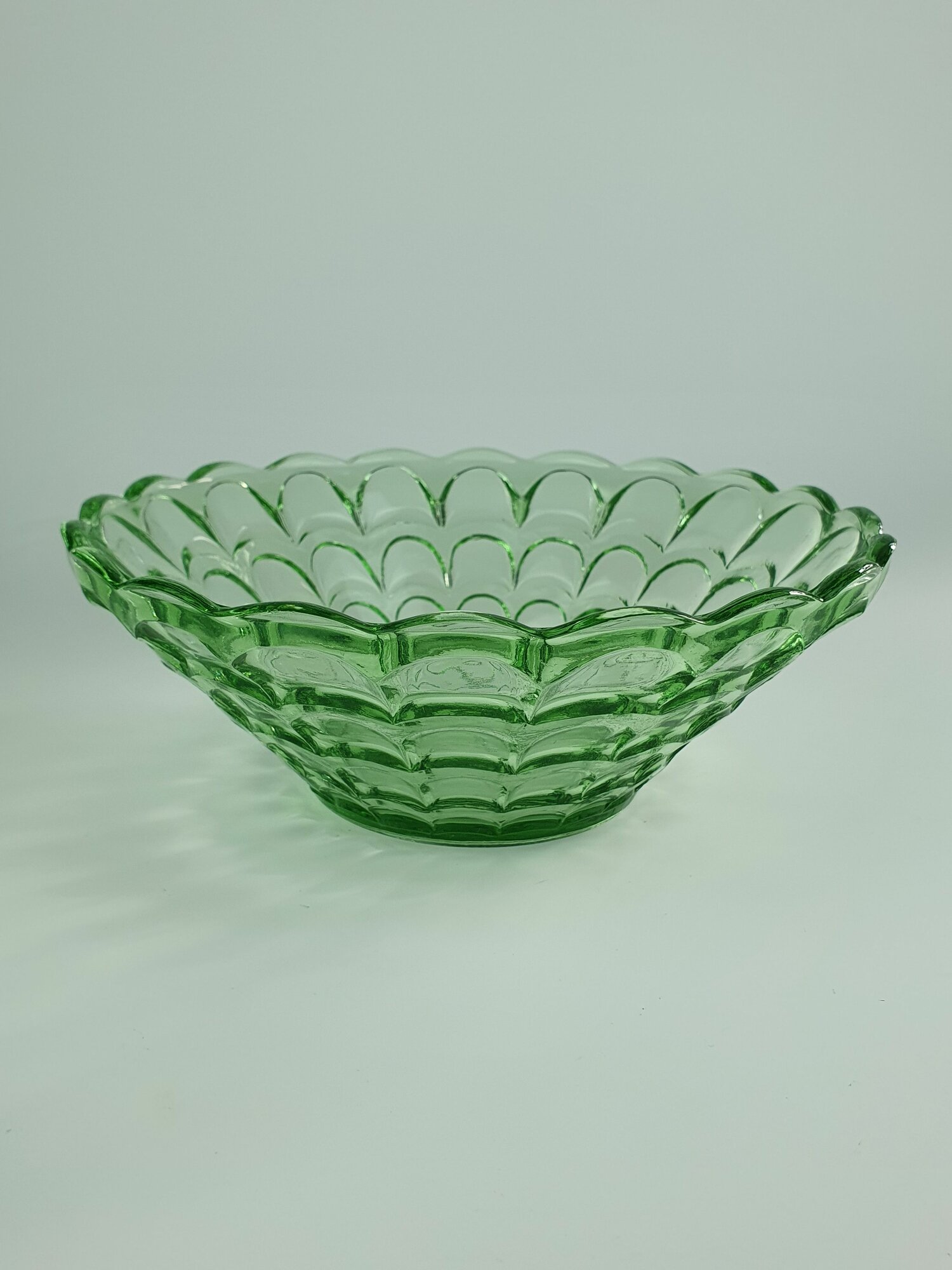 Салатник винтажный зелёного цвета с рельефной поверхностью, стекло, Стекольный завод имени Первого коммунистического добровольческого отряда 1 КДО, СССР, 1960-1980 гг.