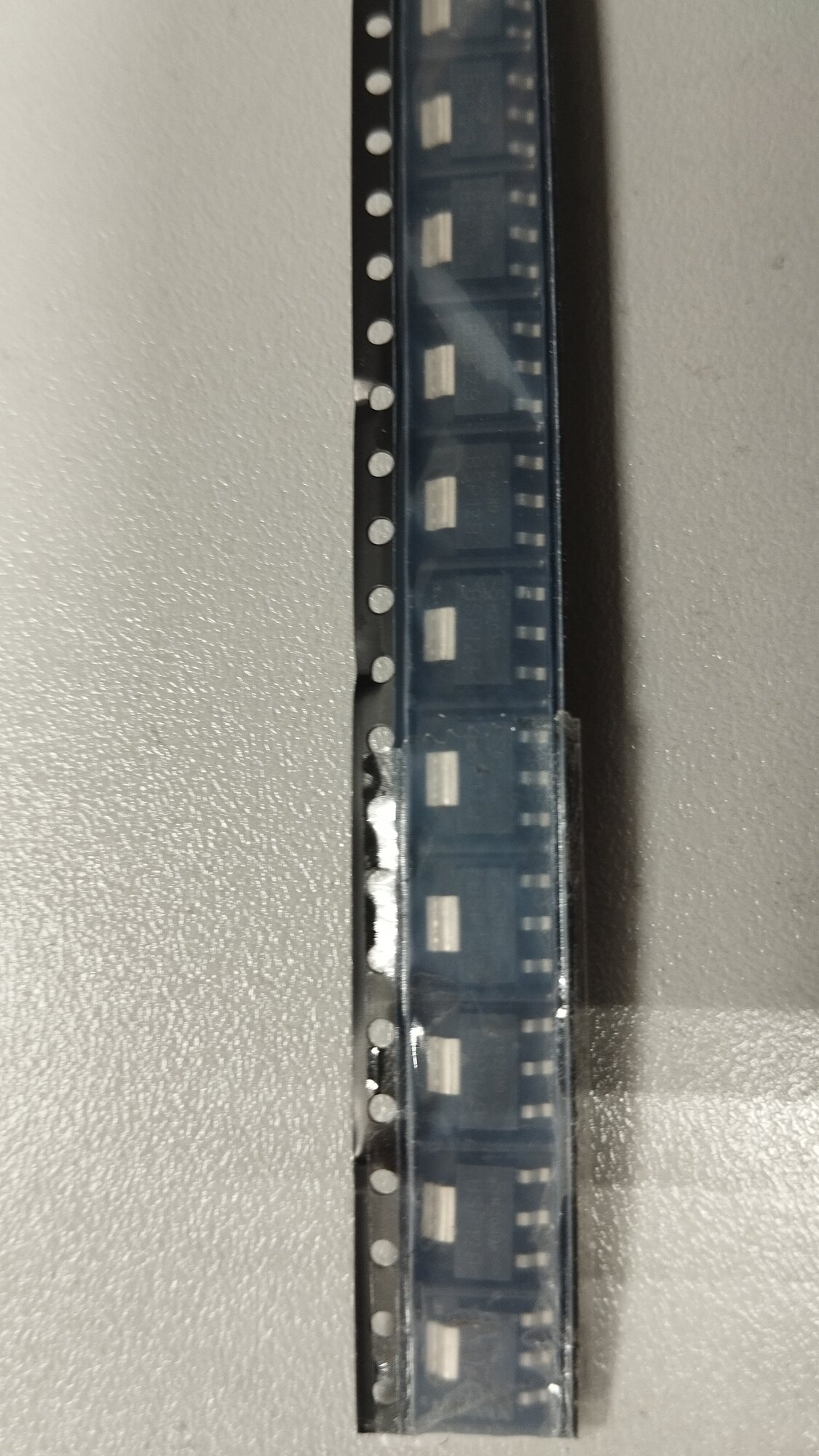 Транзистор INFINEON BSP129H6327XTSA1 МОП n- канальный 240В 0,35A 1,8Вт 6Ом S, 1 шт