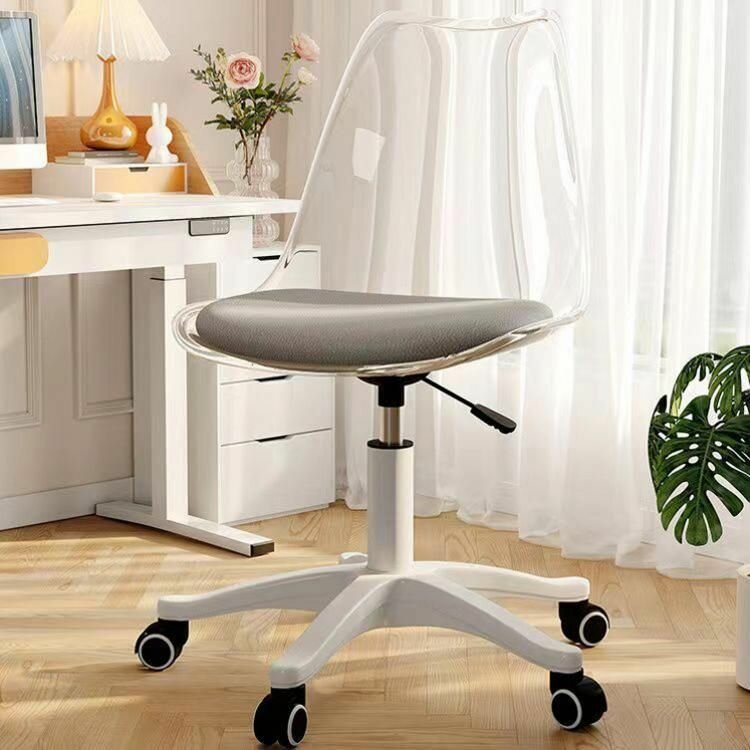 Серое вращающееся офисное кресло