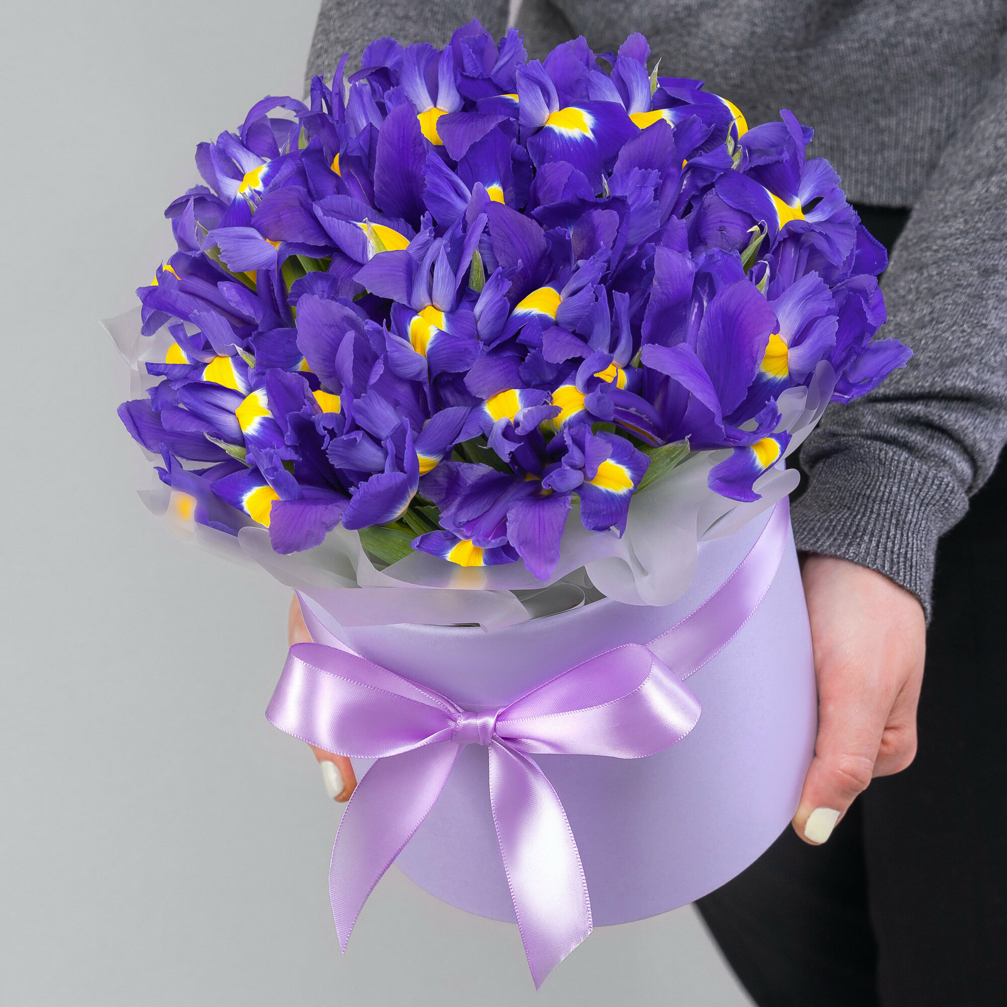 Композиция Мегацвет24 "Ирис", 19 цветов, синие, в шляпной коробке