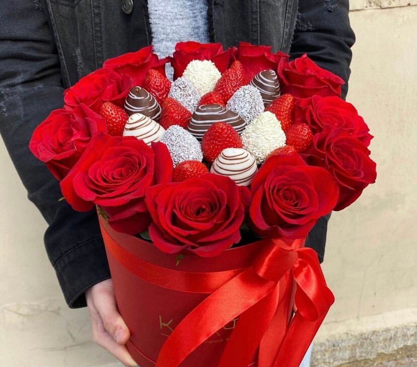Клубника в шоколаде, бокс с розами