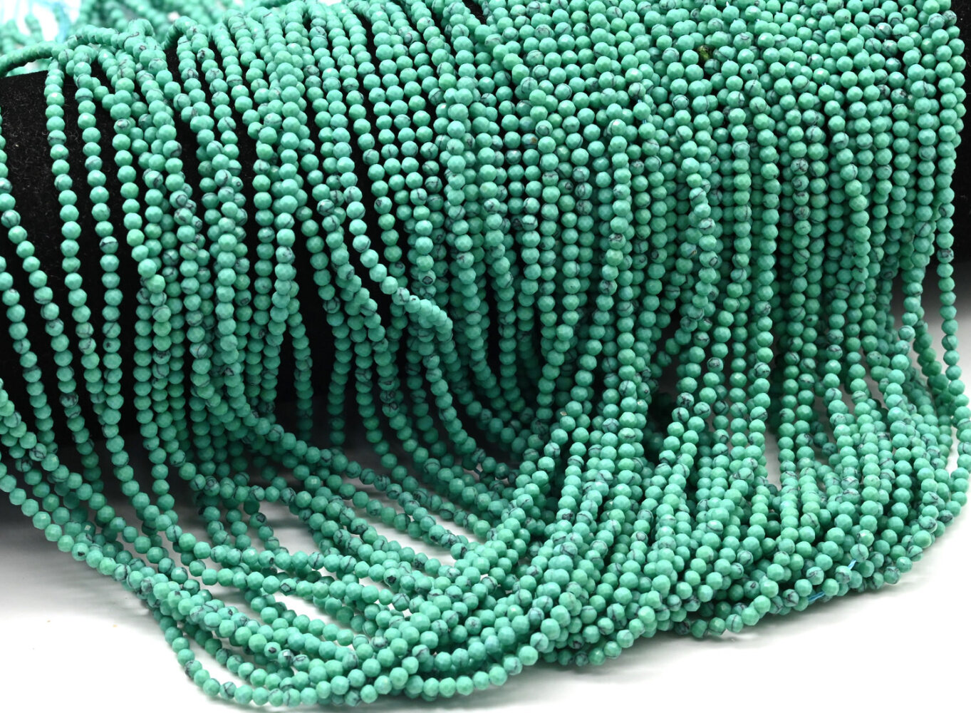 Бусины из бирюзы иранской имитация шарик гр.2мм, 38см, 174 бусины .