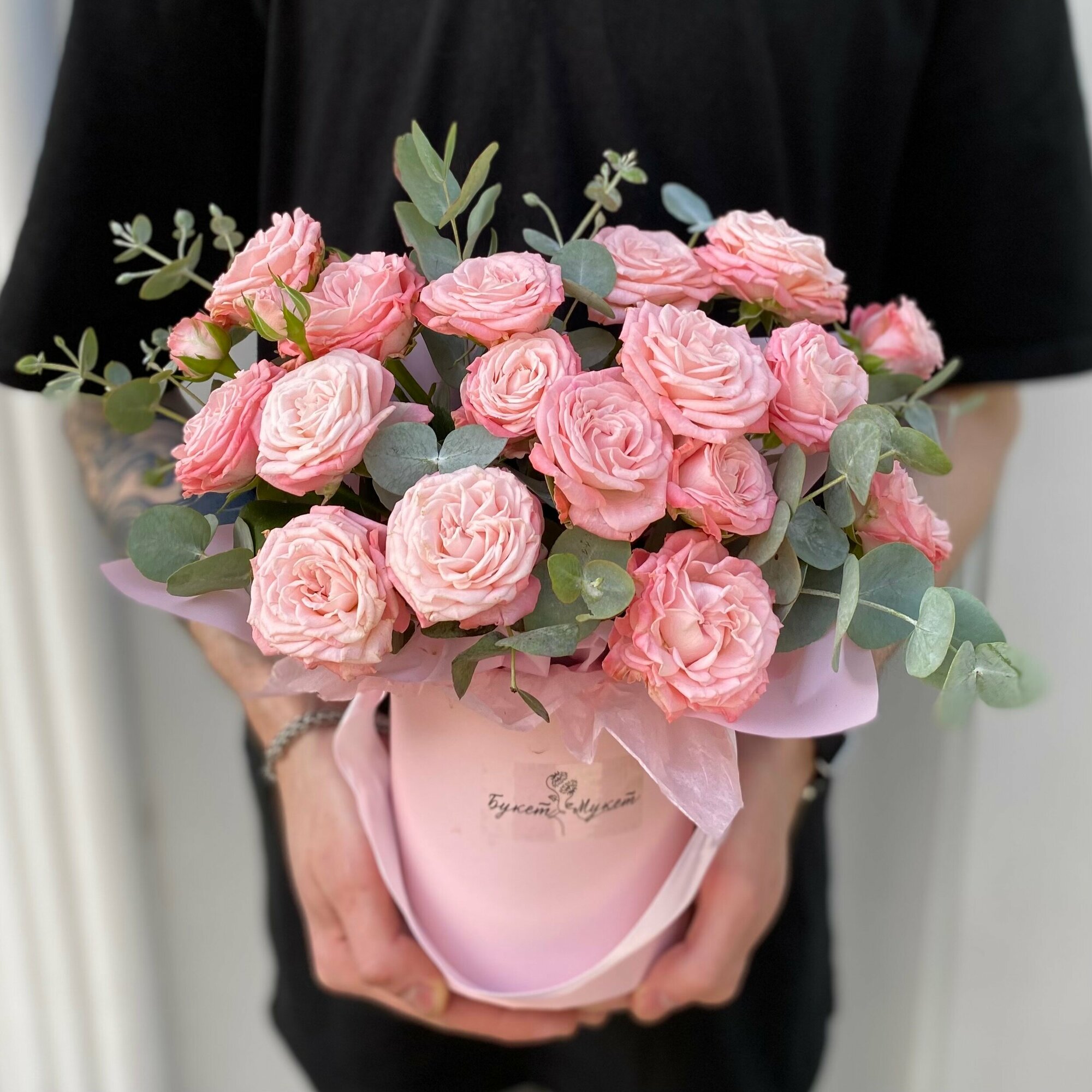 Цветы в коробке “Шарлотта” (пионовидная кустовая роза и эвкалипт) «Букет-Мукет»