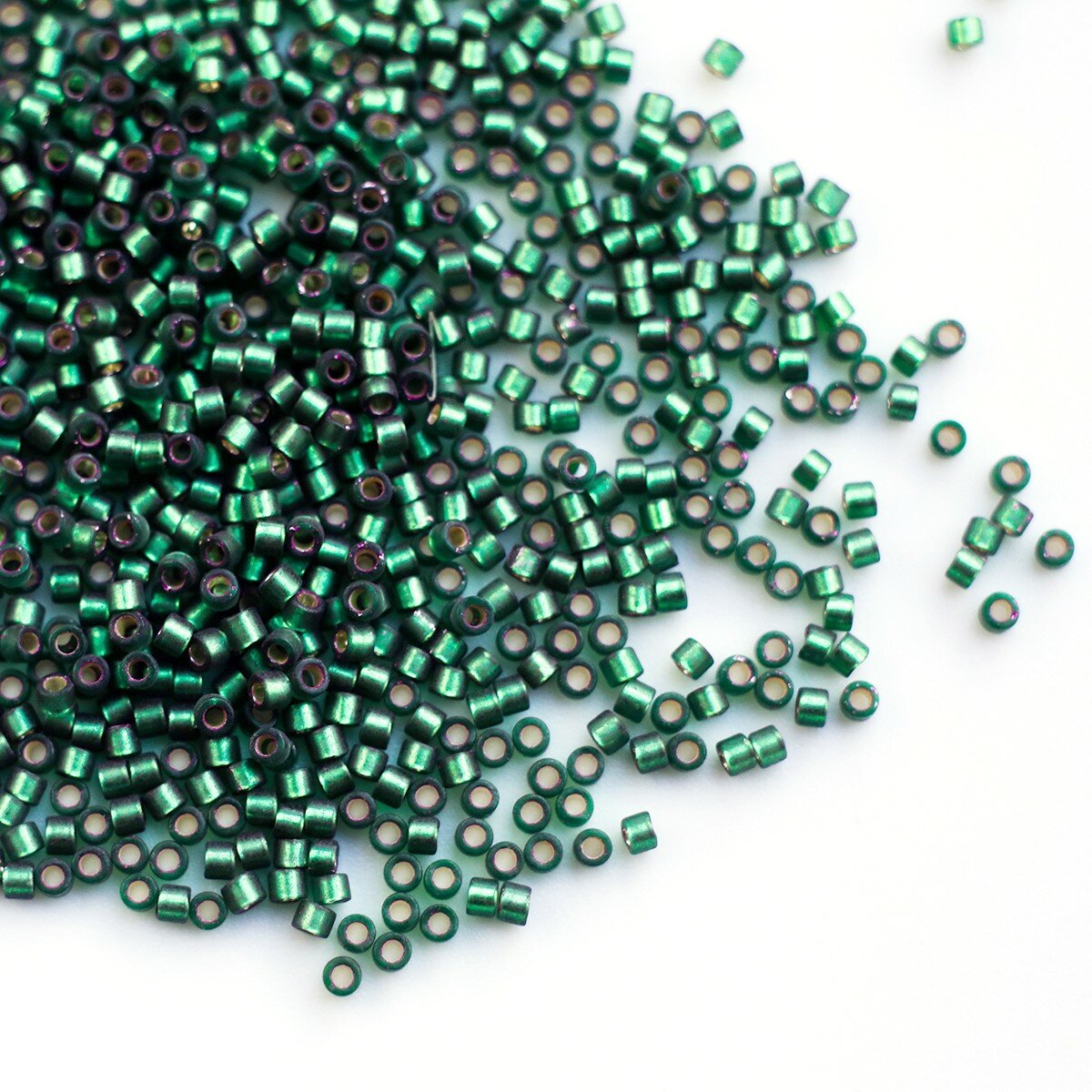 Бисер японский MIYUKI 10 гр Миюки цилиндрический Delica Делика 11/0 DB-690 серовато-зеленый полуматовый, с внутренним серебрением (Dyed Semi-Frosted Silver Lined Leaf Green)