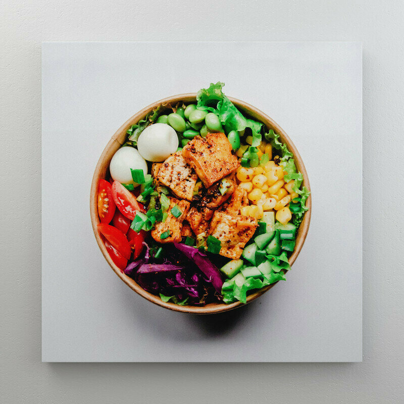 Интерьерная картина на холсте "Вкусный салат" для кухни кафе и ресторанов, размер 25x25 см