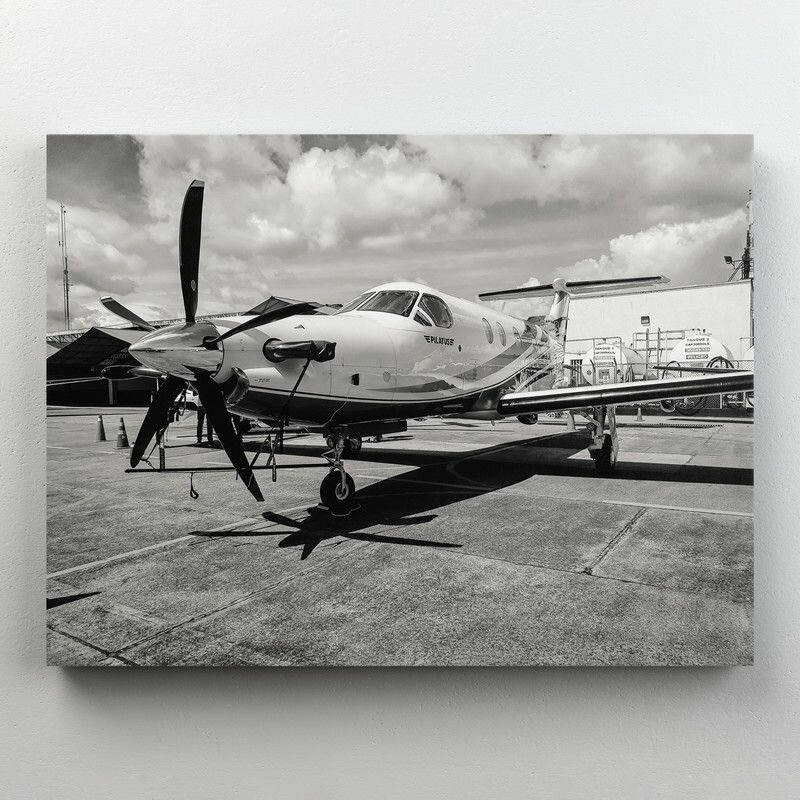 Интерьерная картина на холсте "Фотография истребителя в оттенках серого" размер 40x30 см