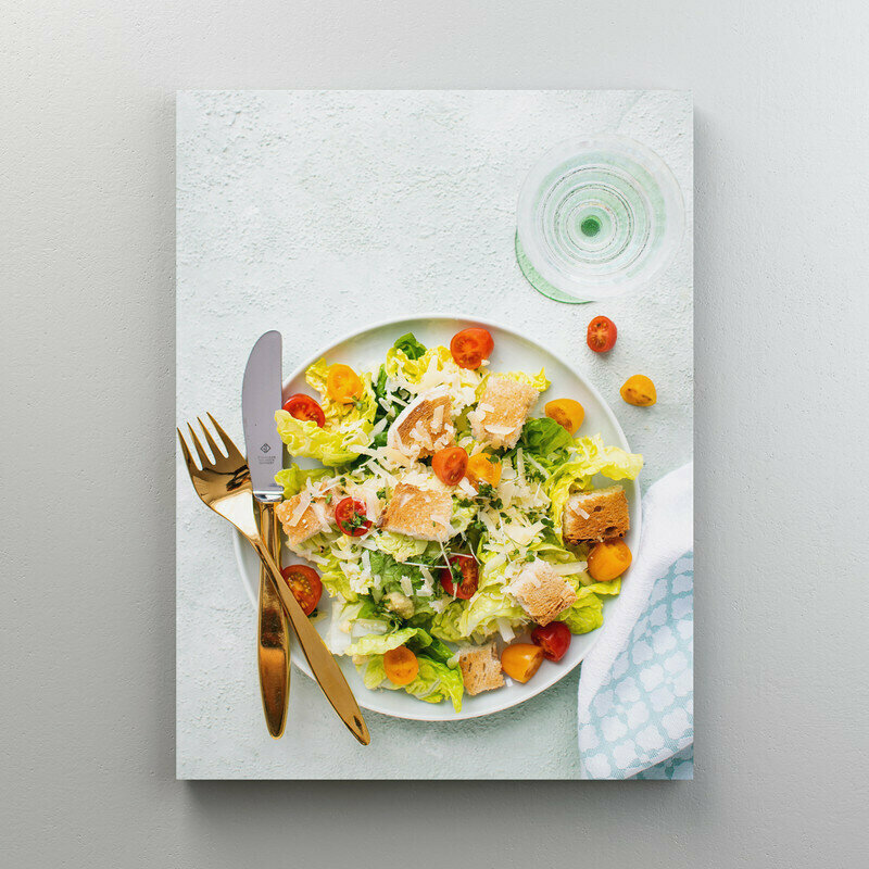 Интерьерная картина на холсте "Салат Цезарь" для кухни, кафе и ресторанов, размер 22x30 см