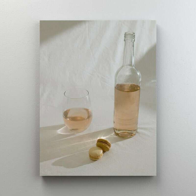 Интерьерная картина на холсте "Стеклянная бутылка с вином и печеньками " размер 45x60 см