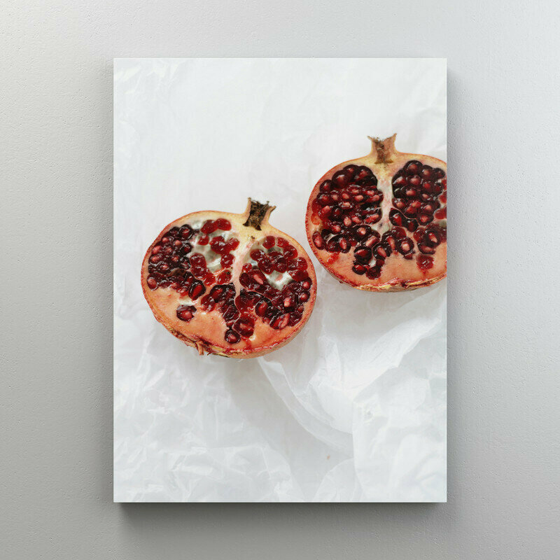 Интерьерная картина на холсте "Красные гранаты в разрезе" размер 22x30 см