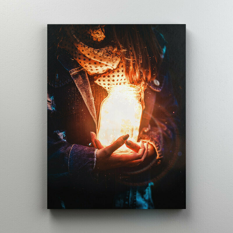 Интерьерная картина на холсте "Светящаяся банка - фонарь в руках девушки" размер 22x30 см
