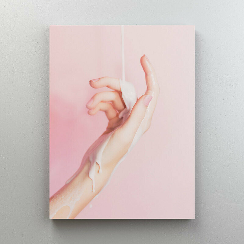Интерьерная картина на холсте "Кисть руки на розовом фоне", размер 45x60 см