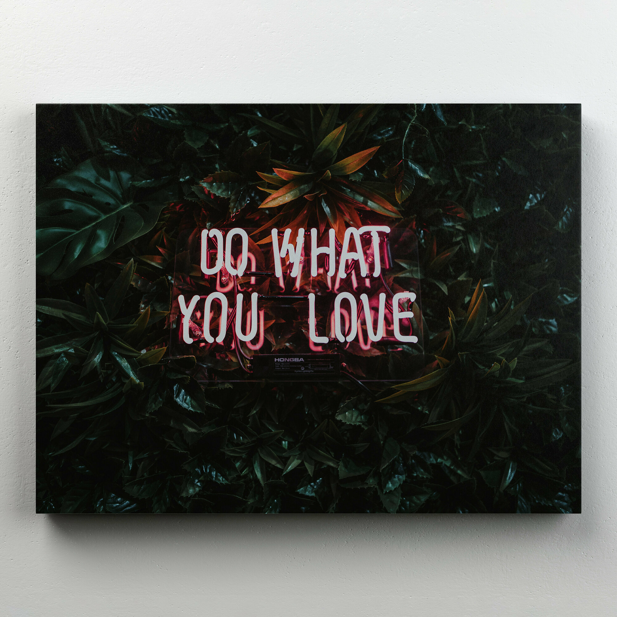 Интерьерная картина на холсте "Неоновая вывеска в листве" мотиватор, размер 30x22 см