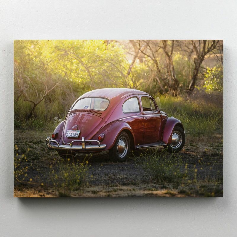 Интерьерная картина на холсте "Красный Volkswagen Жук в лучах солнца в лесу" размер 40x30 см