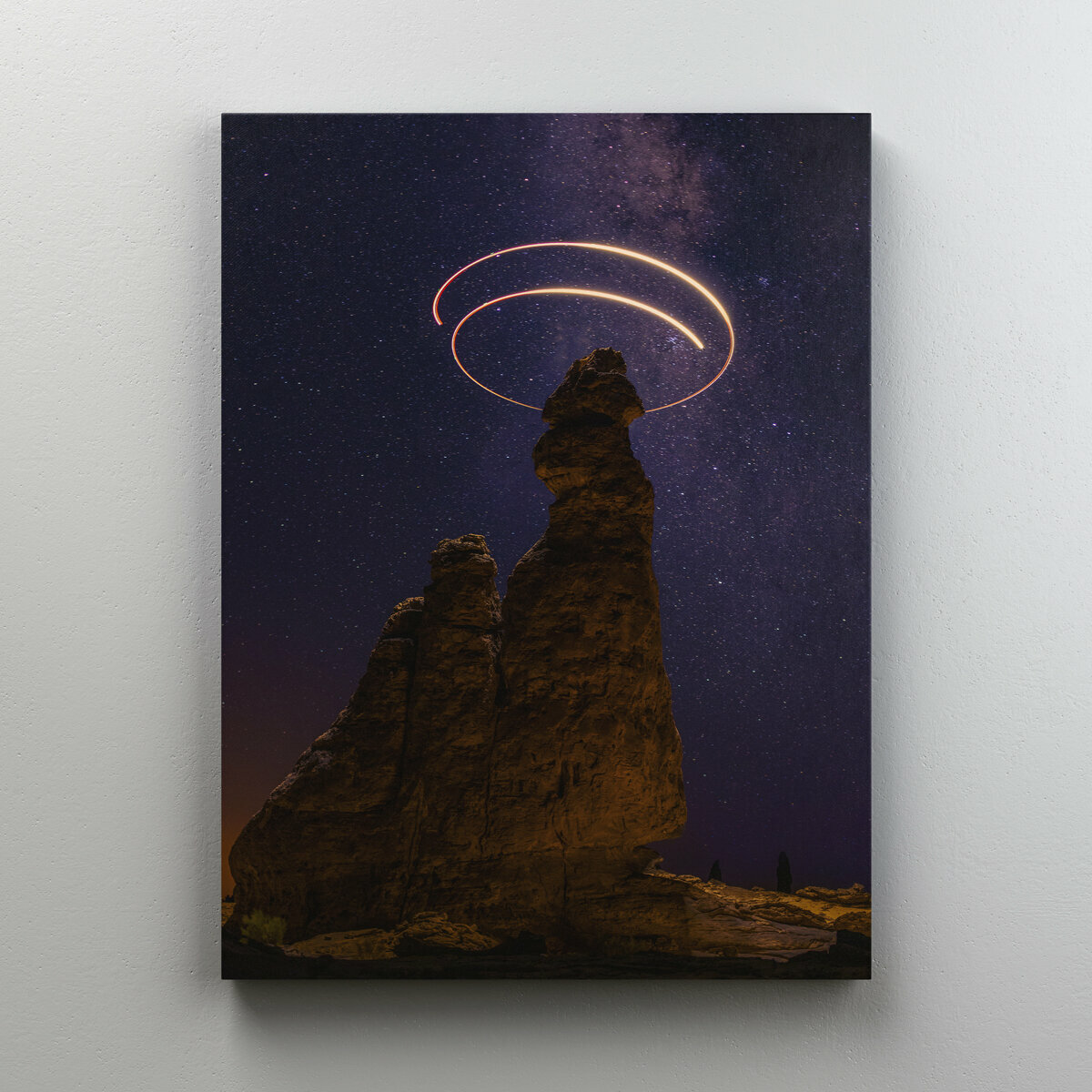 Интерьерная картина на холсте "Светящиеся круги над скалой" природа, размер 30x40 см