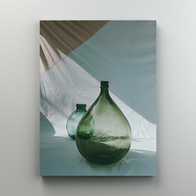 Интерьерная картина на холсте "Вазы из зеленого стекла" размер 45x60 см
