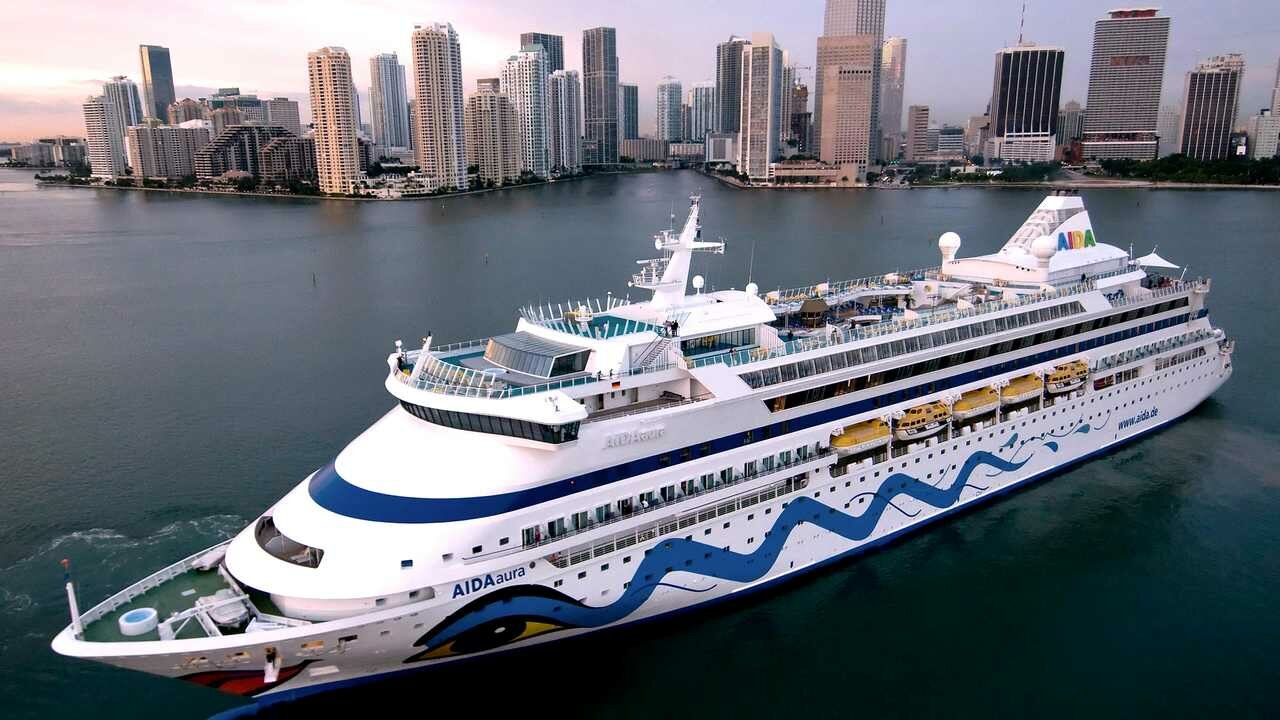 Картина на холсте 110x60 LinxOne "AIDAaura Судно Море Круизное" интерьерная для дома / на стену / на кухню / с подрамником