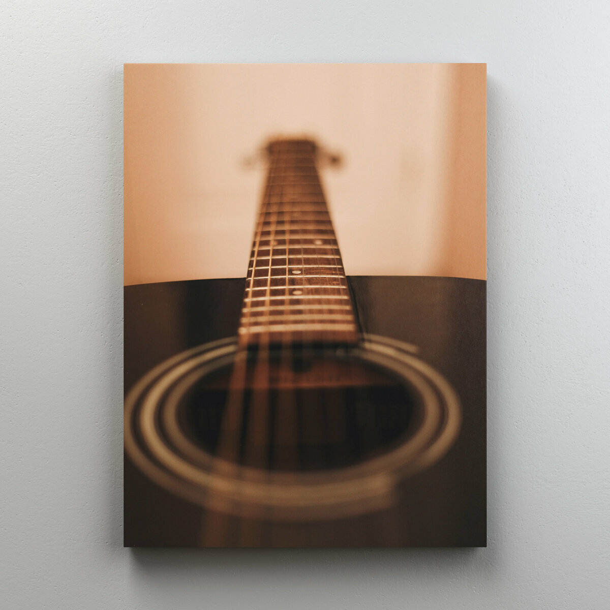 Интерьерная картина на холсте "Черная акустическая гитара" музыка и музыкальные инструменты, размер 45x60 см
