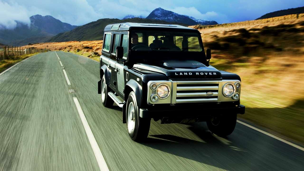 Картина на холсте 60x110 LinxOne "Land движение rover" интерьерная для дома / на стену / на кухню / с подрамником