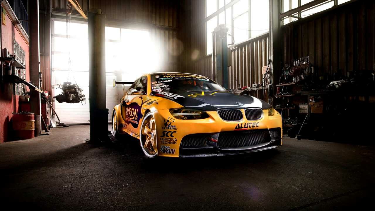 Картина на холсте 60x110 LinxOne "Gt2 e92 гараж бмв bmw" интерьерная для дома / на стену / на кухню / с подрамником