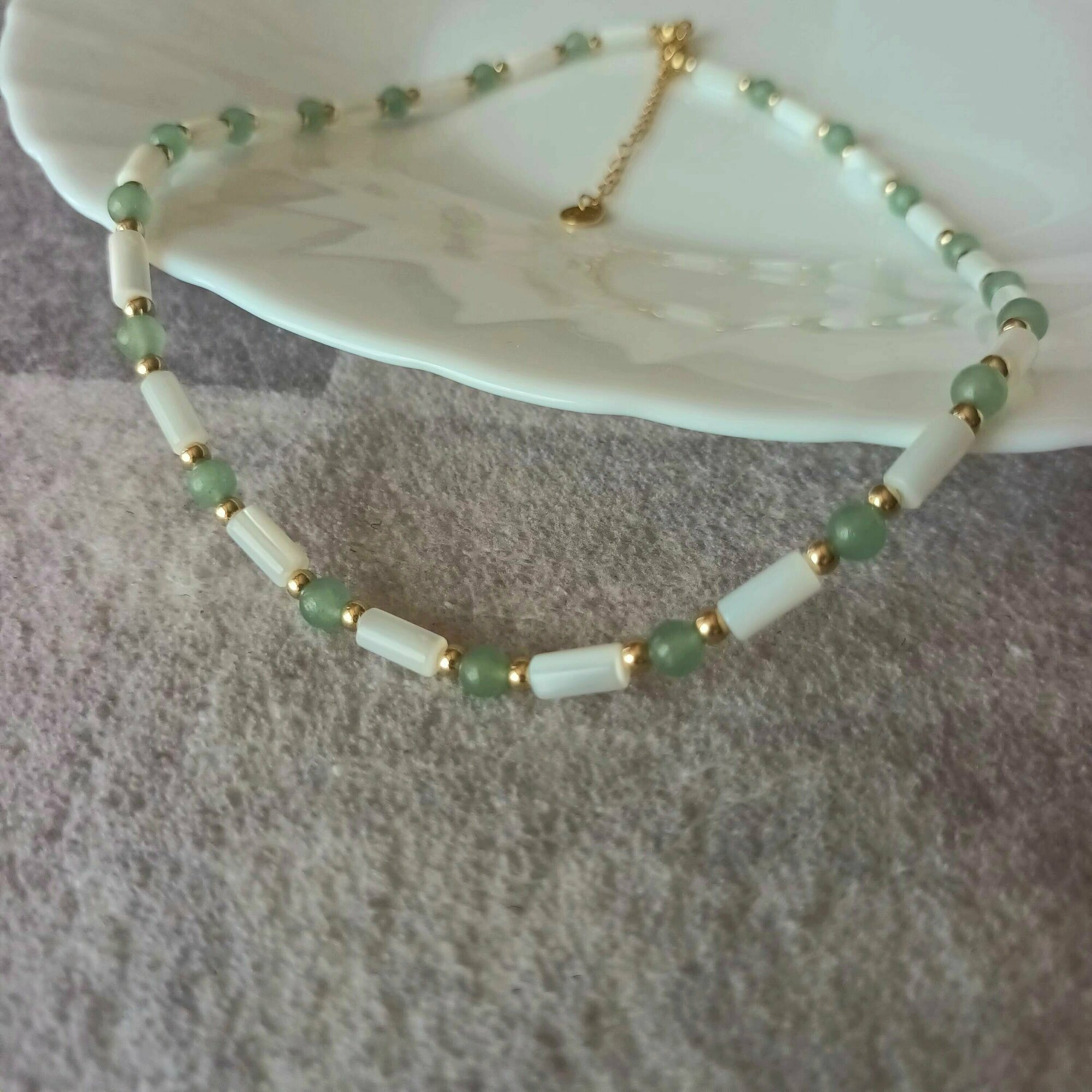 Колье, авантюриновое стекло, искусственный камень, перламутр, ракушка