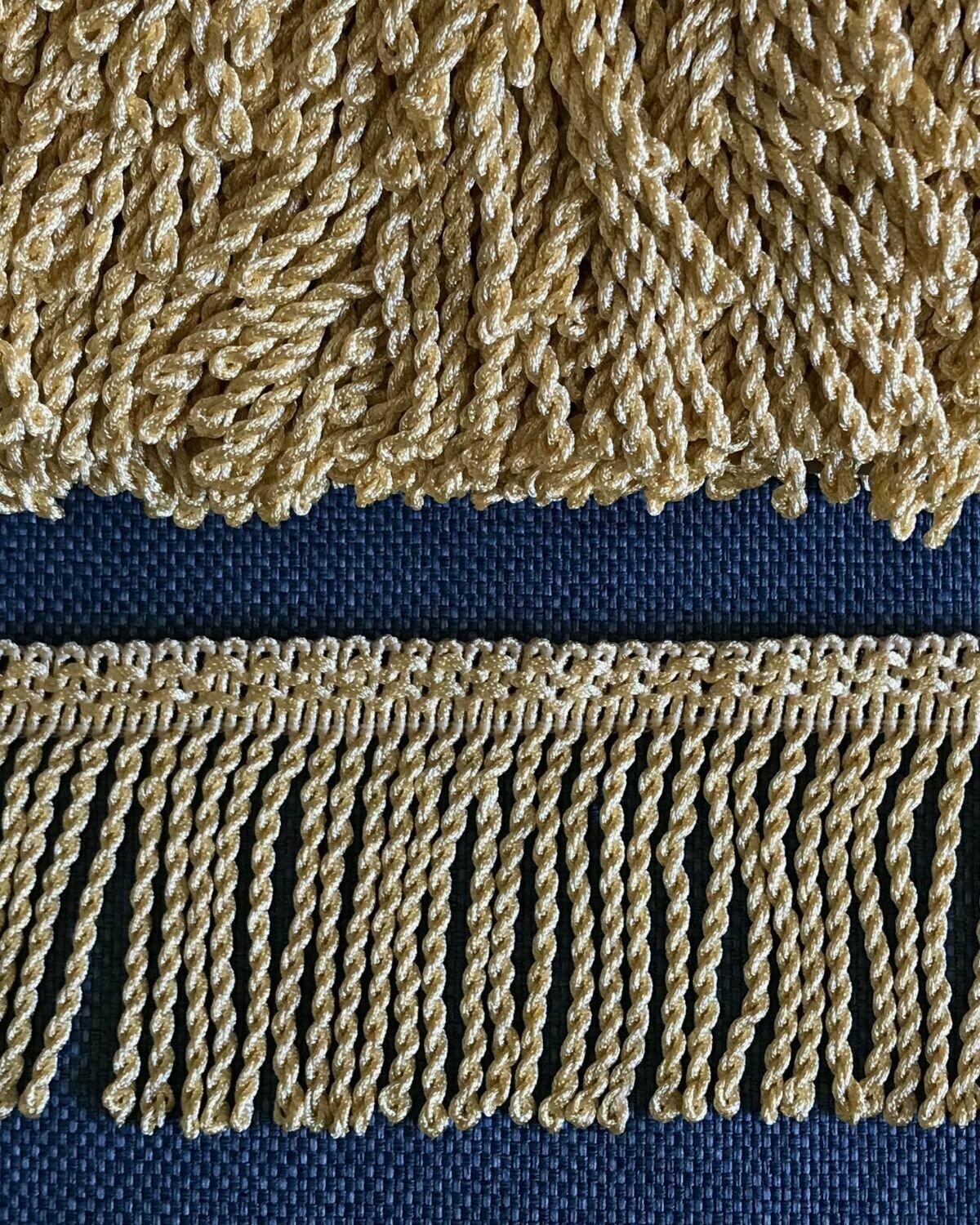 Бахрома для штор, покрывал/тесьма с кисточками для мебели, ширина 7,5 см, цв. светло-золотистый, длина 4 метра