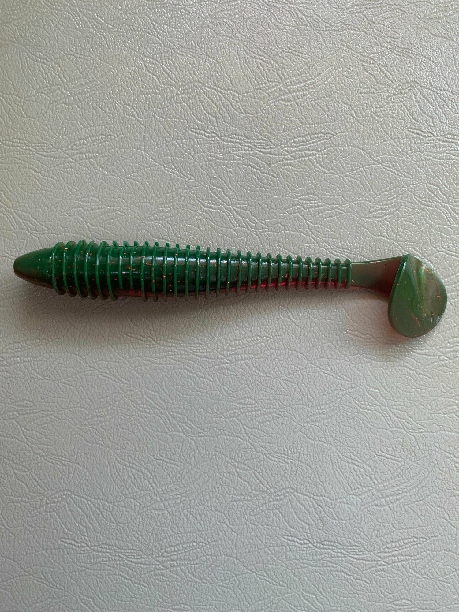 Мягкая силиконовая приманка Свинг Фат(Ribbed Worm Fat) 20 см, 1шт. Моторное масло (Motor Oil Red Flake).