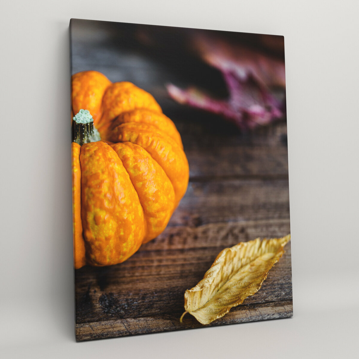 Картина на холсте (интерьерный постер) "Натюрморт - тыква и сухой лист", с деревянным подрамником, размер 45x60 см