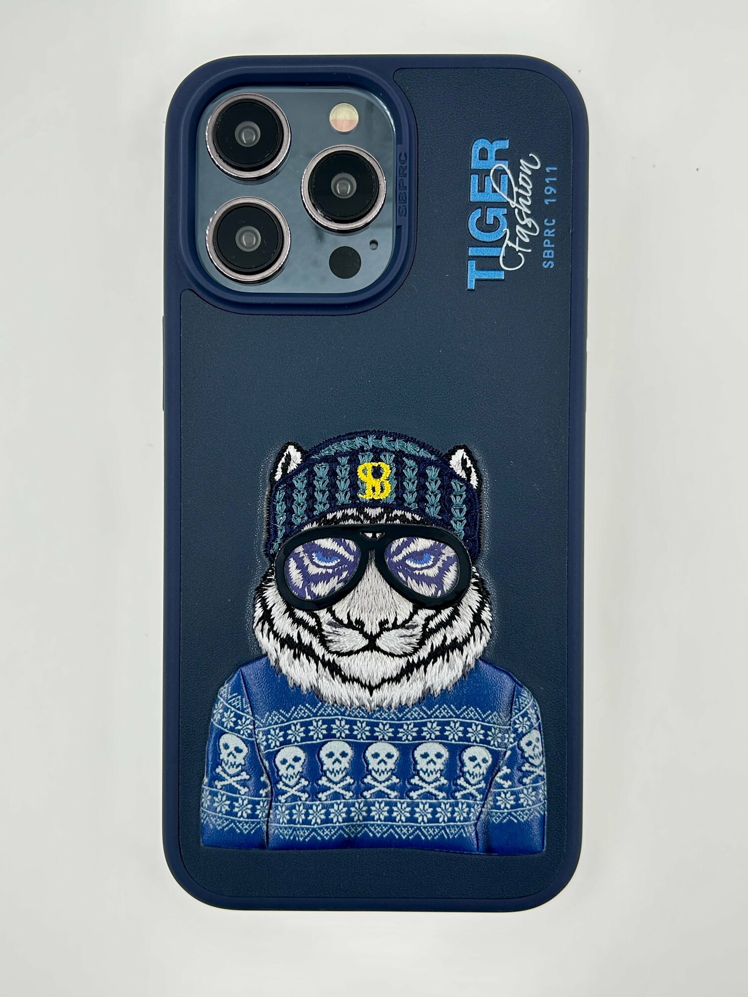 Чехол для Apple iPhone 15 Pro защитный с объемным вышитым рисунком Тигр, Синий