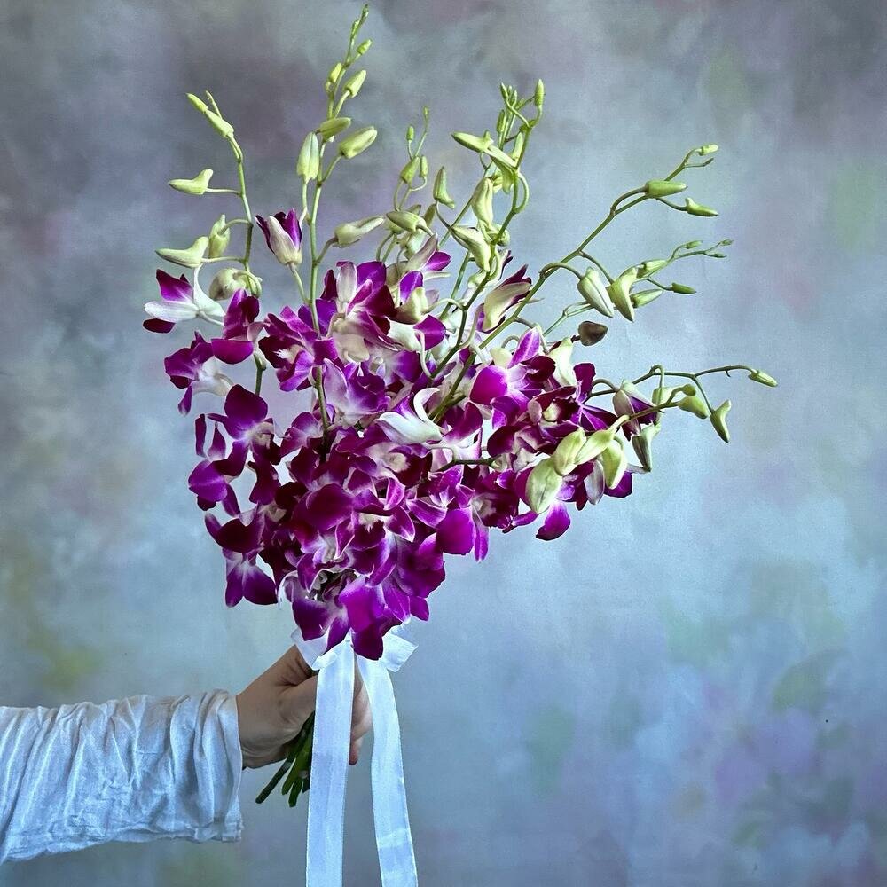Букет из фиолетовых орхидей
