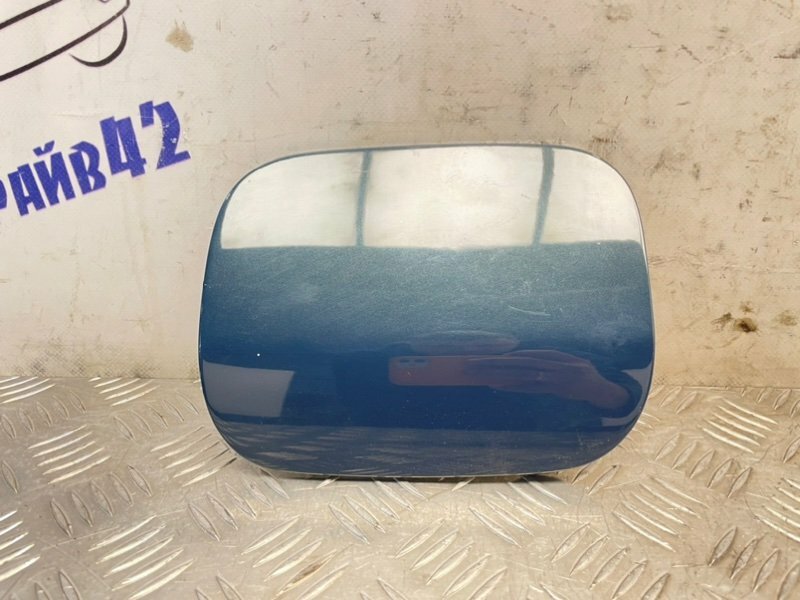 Б/У лючок топливного бака toyota corolla 2006 ZRE151L 1ZRFE nкод краски 8T8 55693 TOYOTA арт. 7735012490