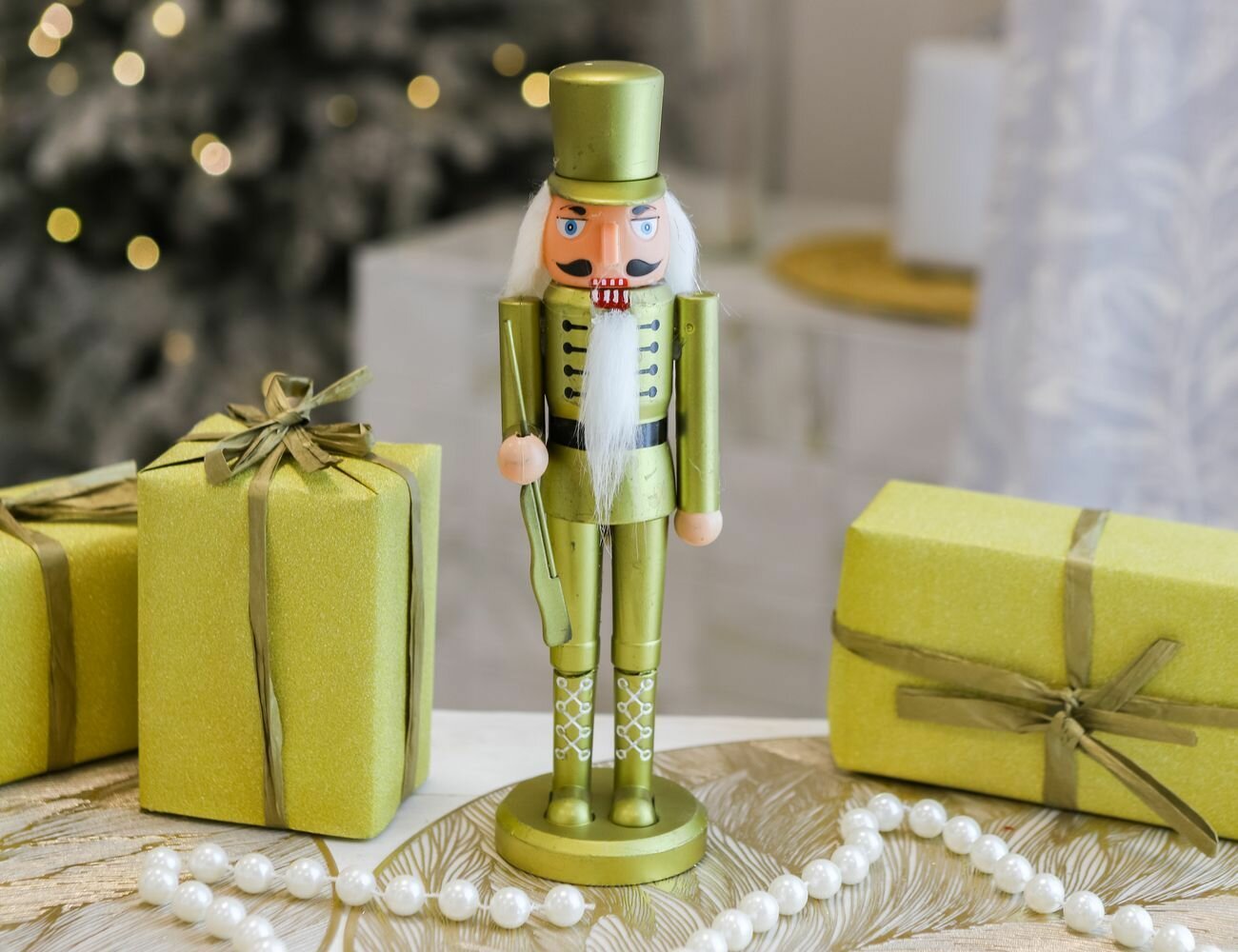 Новогодняя фигурка щелкунчик всегда В строю (с ружьём), полистоун, золотой, 28 см, Koopman International ASK000650-1