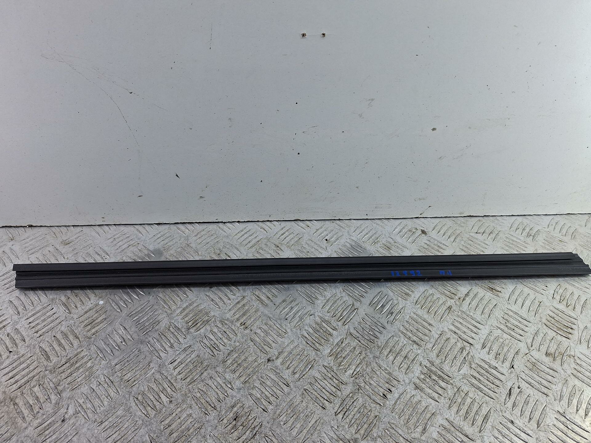 Уплотнитель стекла двери передний левый Skoda Octavia 3 2016 5E0837479480