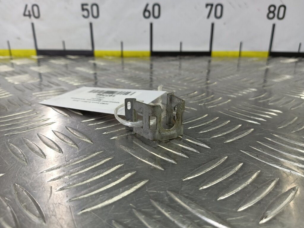 Кронштейн форсунки топливной (Зажим) Б/У для FORD Focus III (2011—2015) 1429835