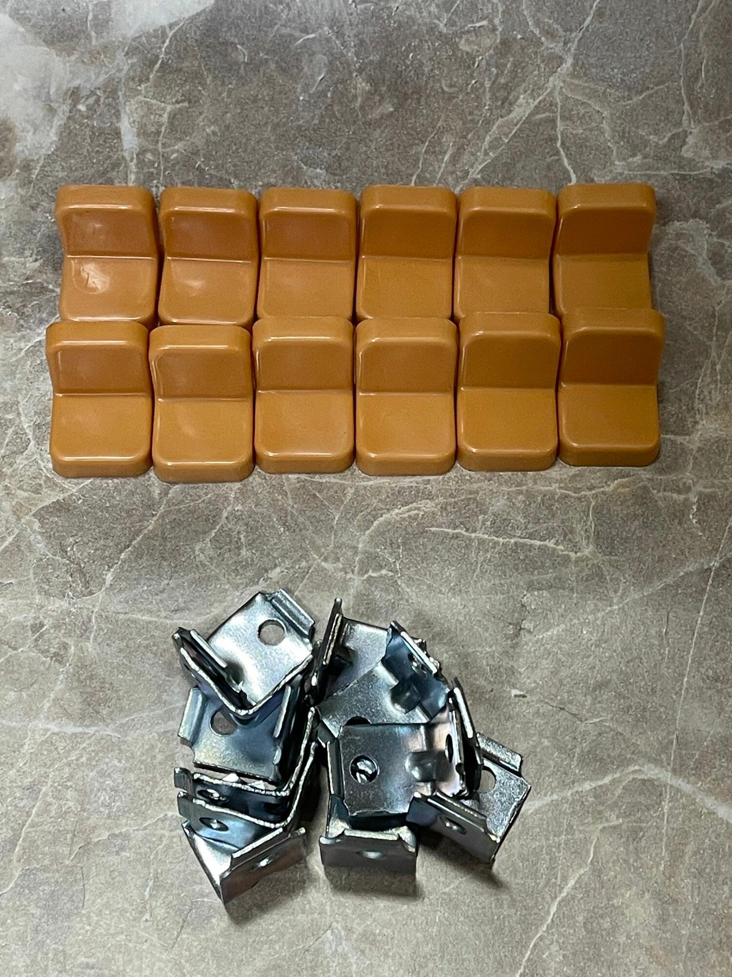 Уголок металлический с пластиковой крышкой, ольха/вишня (12 шт)