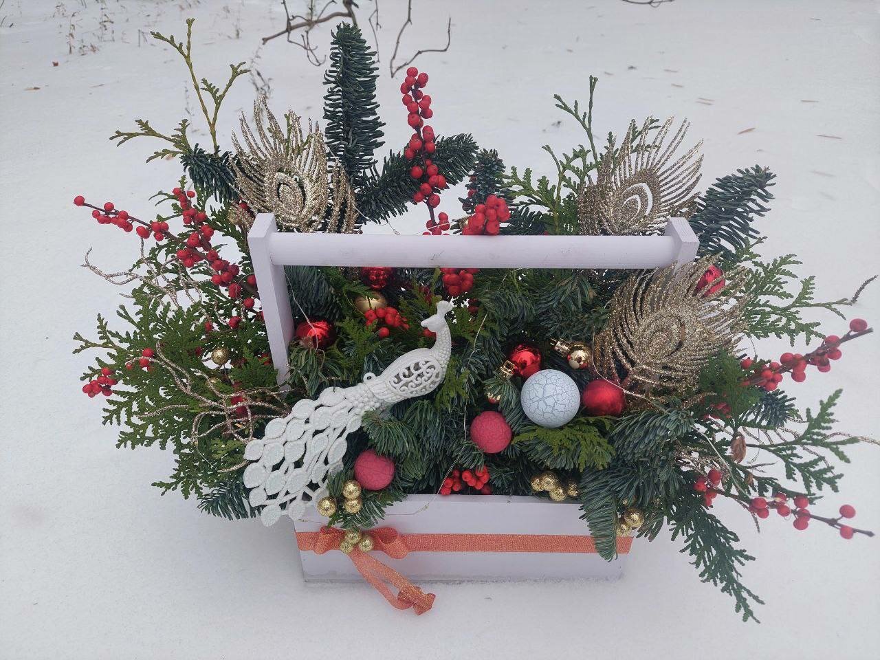 Новогодний декор "Павлин с ягодами" в кашпо елки, нобилиса \ Новогодняя композиция для интерьера , подарок на новый год