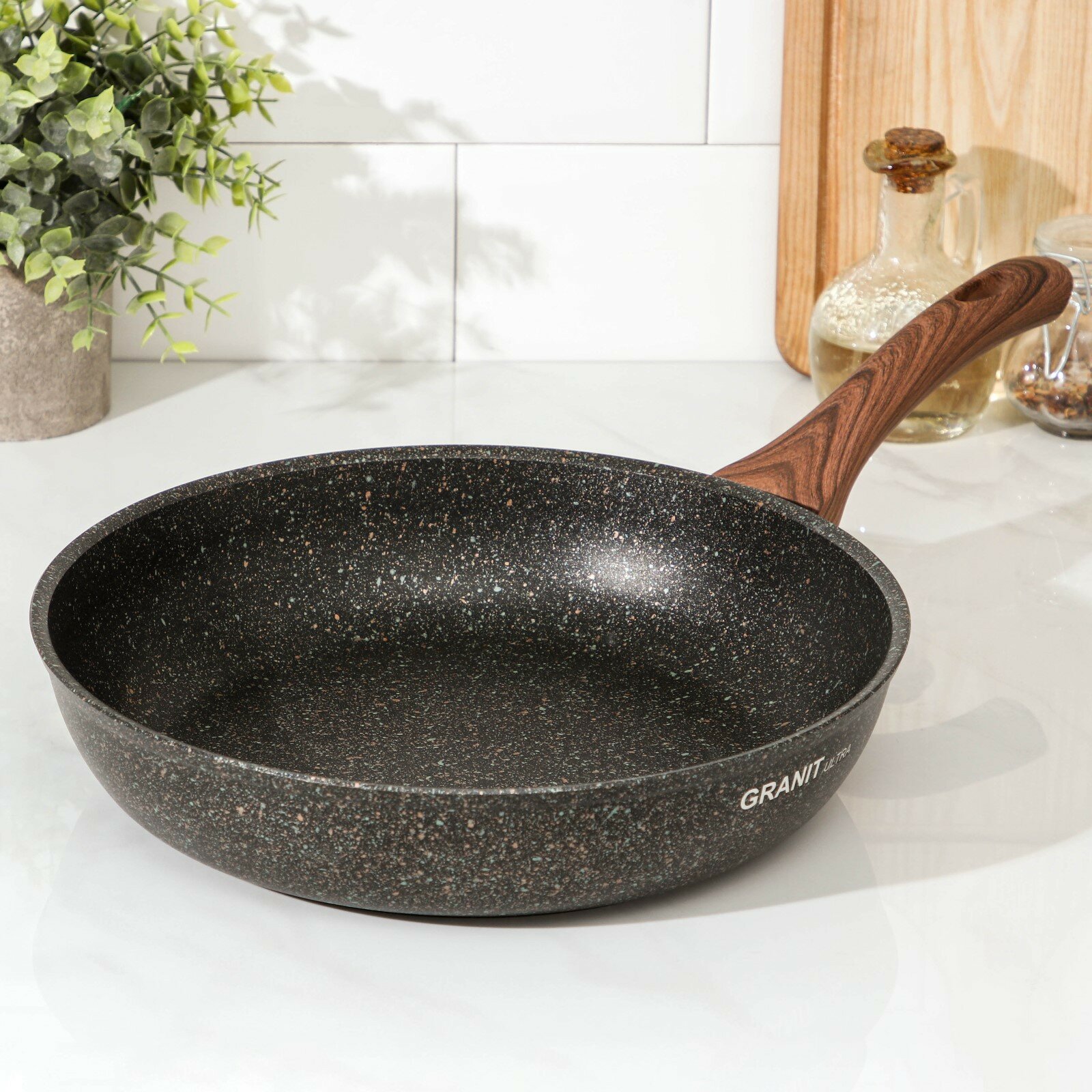 Сковорода KUKMARA Granit Ultra original, d=28 см, антипригарное покрытие, чёрный