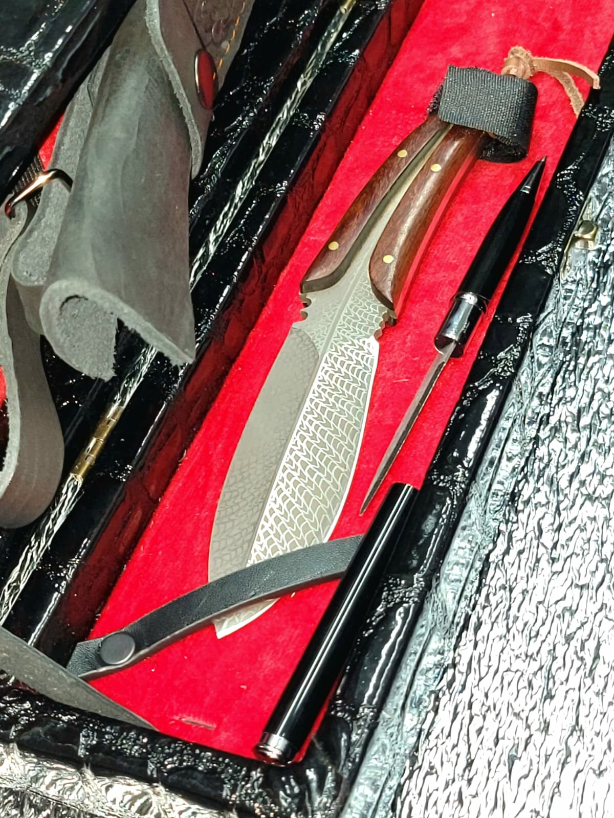 Нож туристический разделочный , Перо в чехле ножнах и подарочный черный кожаный футляр , ручка нож в подарок