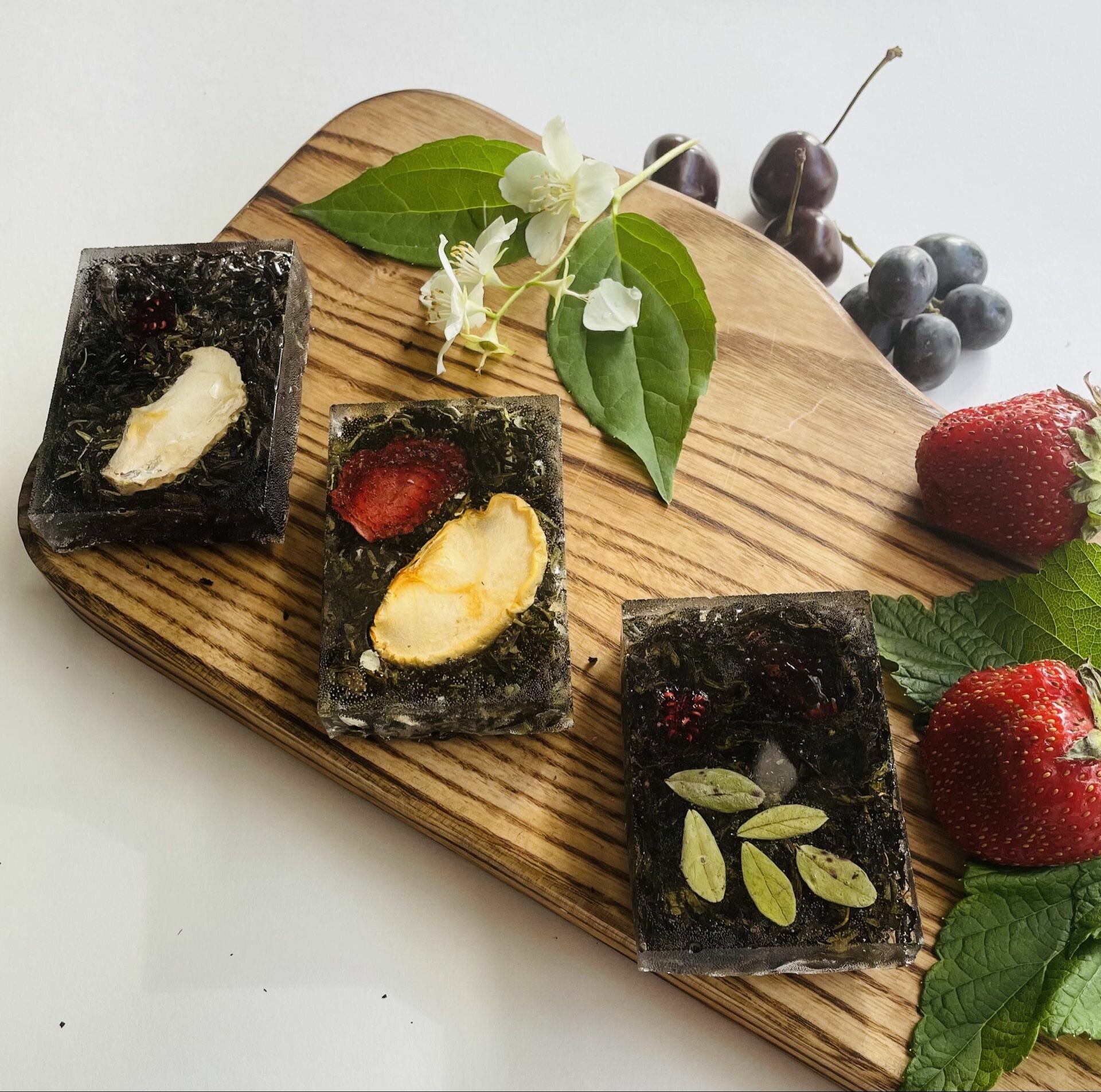 Чайная бомбочка из изомальта, брусника, брикет.