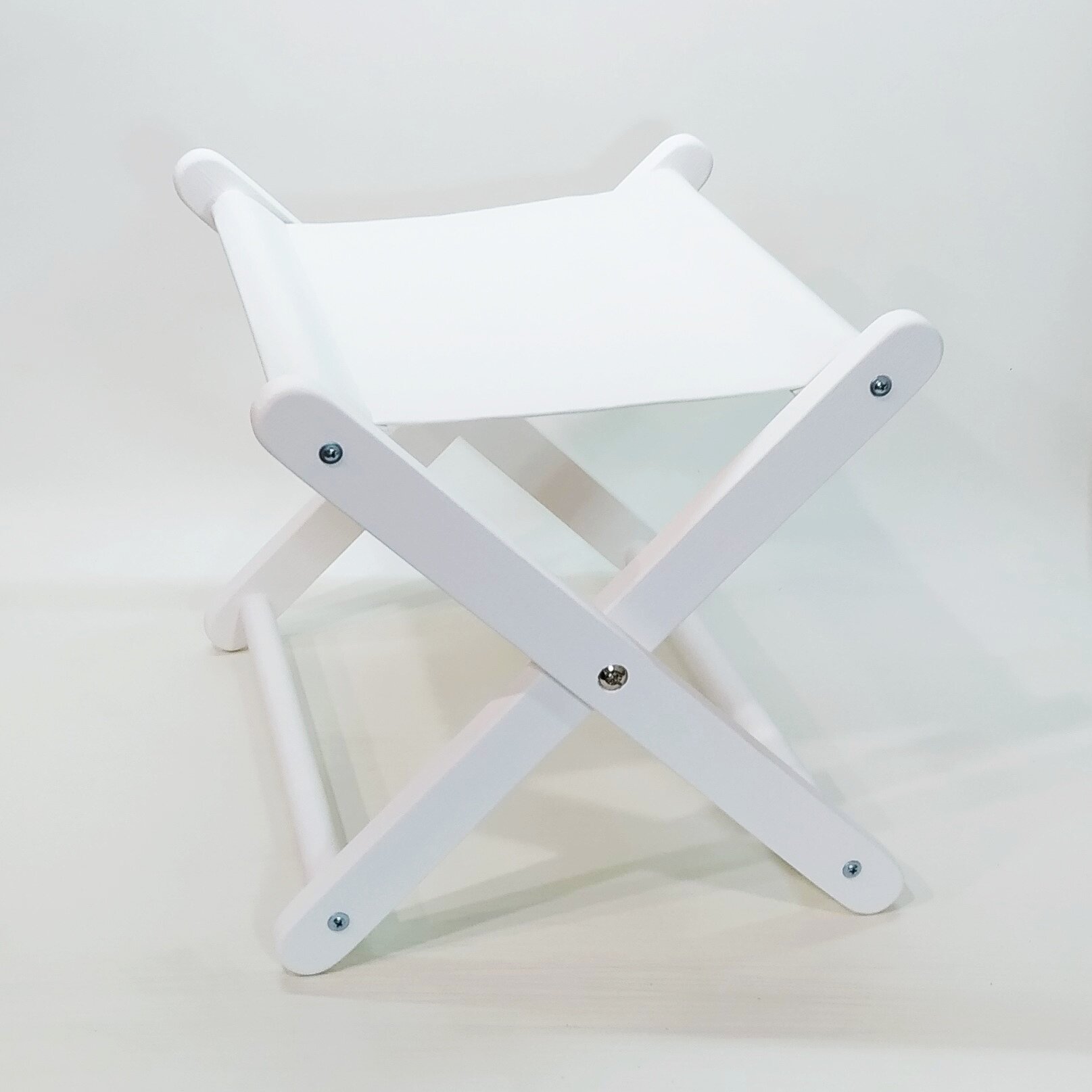 Подставка для сумок из белой матовой экокожи с белой деревянной основой