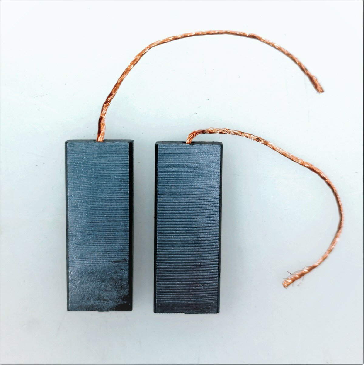 Щетки угольные для стиральных машин БОШ, индезит, аристон 4,7х13,5х35 поводок d-1мм, скос на краю(2шт.)(№440) №642