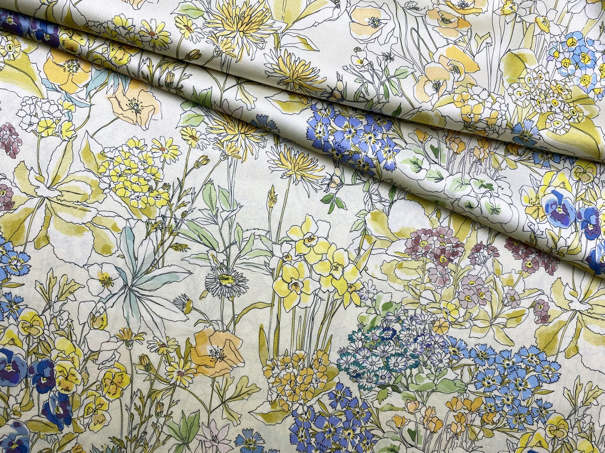 Ткань Шёлк бежевого цвета с принтом полевые цветы 46783