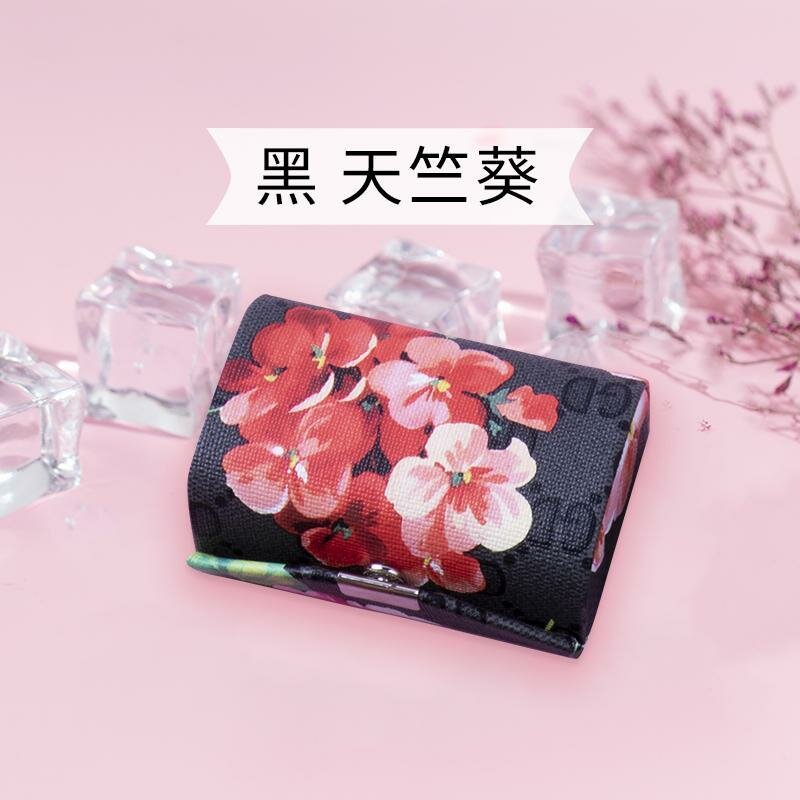 Изысканный портативный футляр для хранения вмещает две помады и оснащен зеркалом для защиты помад, украшений и USB-накопителей.