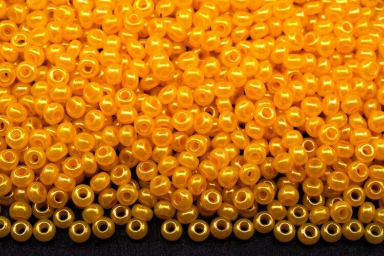 Бисер чешский PRECIOSA круглый 10/0 17383 желтый непрозрачный, 1 сорт, 50г