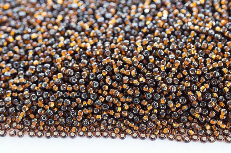 Бисер чешский PRECIOSA круглый 10/0 17110 коричневый, серебряная линия внутри, квадратное отверстие, 1 сорт, 50г